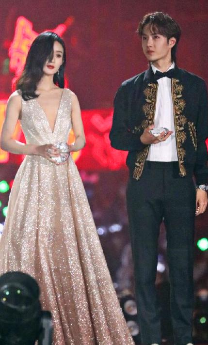 Zhao Liying's photo with Ding Zijun and Guan Zhibin is the real "Going rich, don't forget each ...