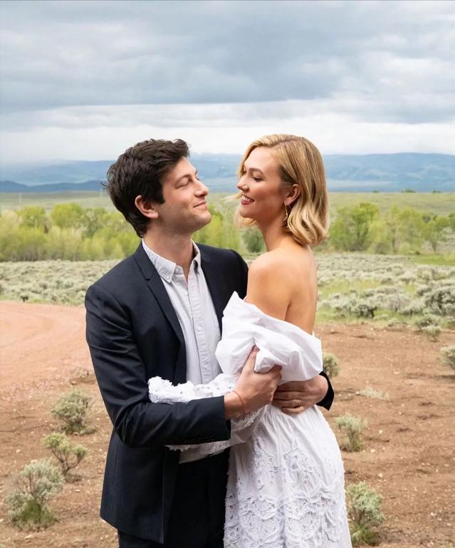 Supermodel Carly Klaus walks out the street with her baby in a ...