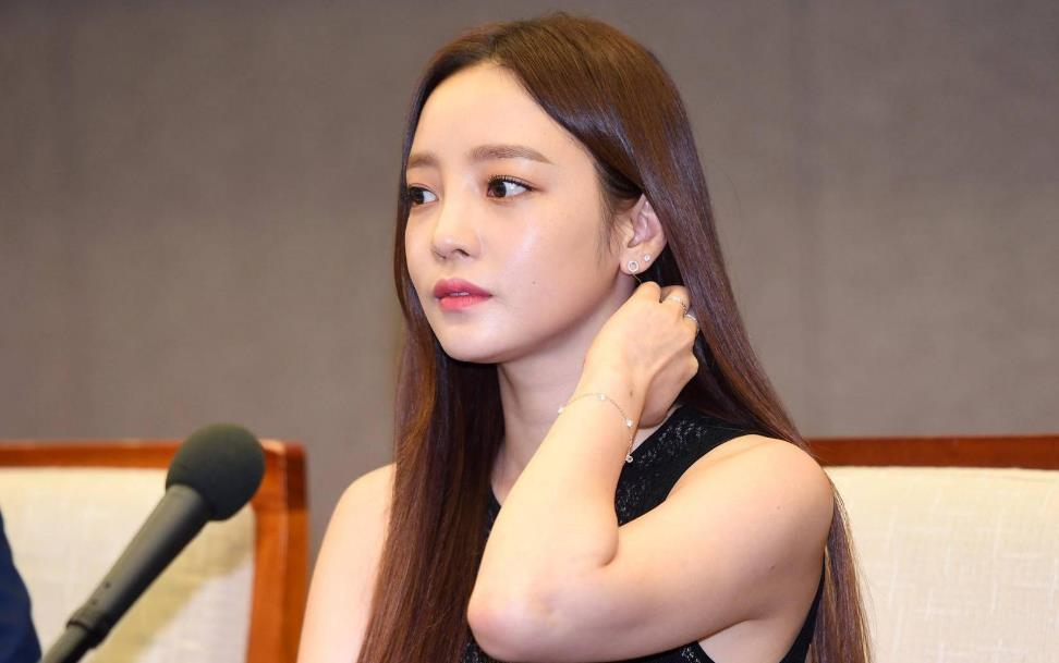 Hara was forced to kneel to her boyfriend, and her mother abandoned her ...