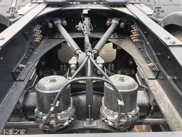 Equipped with Deutz engine, wide-body flat-floor cab, real shot of ...