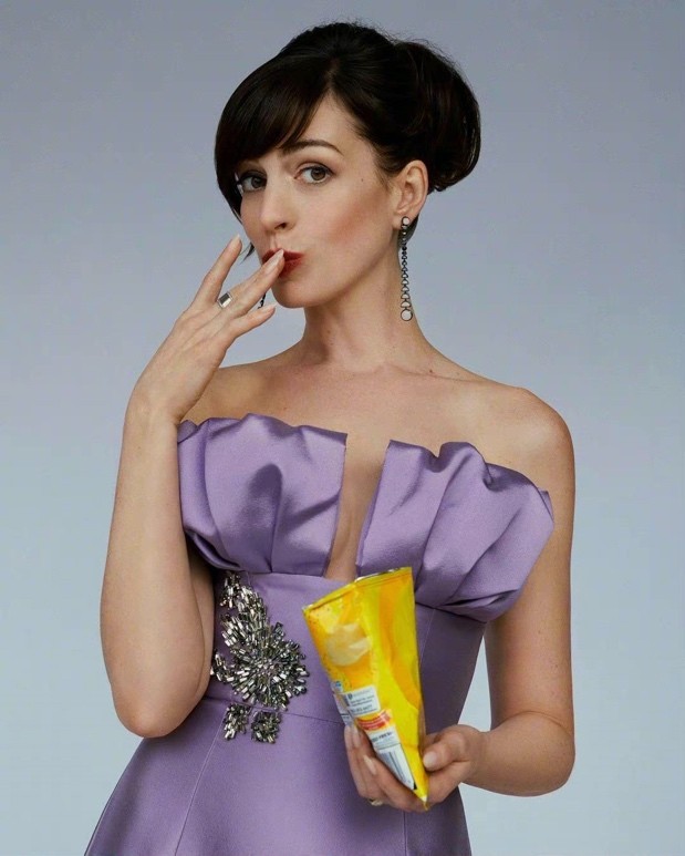 Anne Hathaway wears a long dress and eats snacks, she has a cute ...
