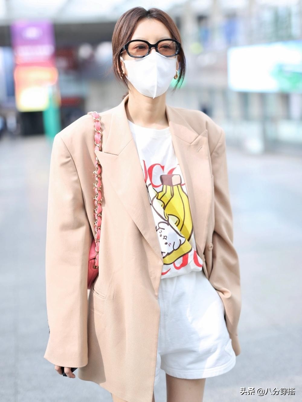 Sun Yi is showing her figure again, wearing a nude pink jacket to play ...