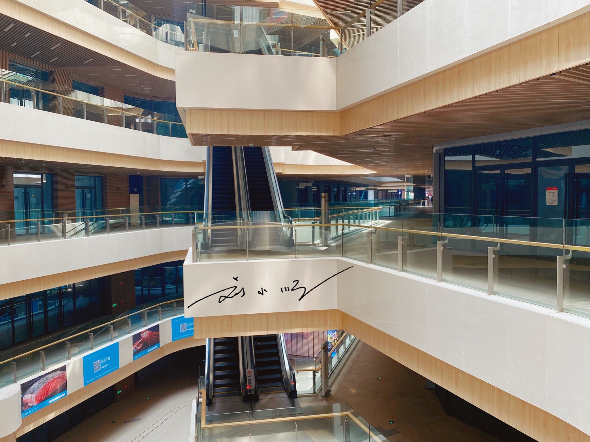 There is a strange shopping mall in Jiulongpo, Chongqing. It looks tall ...