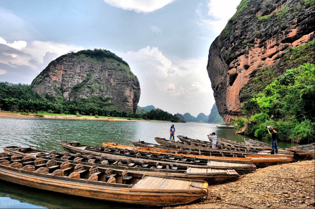 This mountain is called the Taoist Capital of China. Why have coffins ...