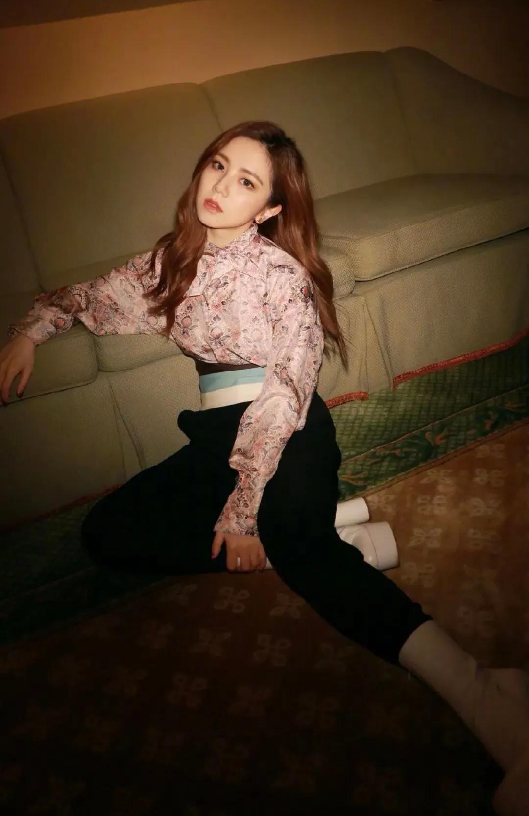 Deng Ziqi is on fire again!Many songs have been played over 100 million ...