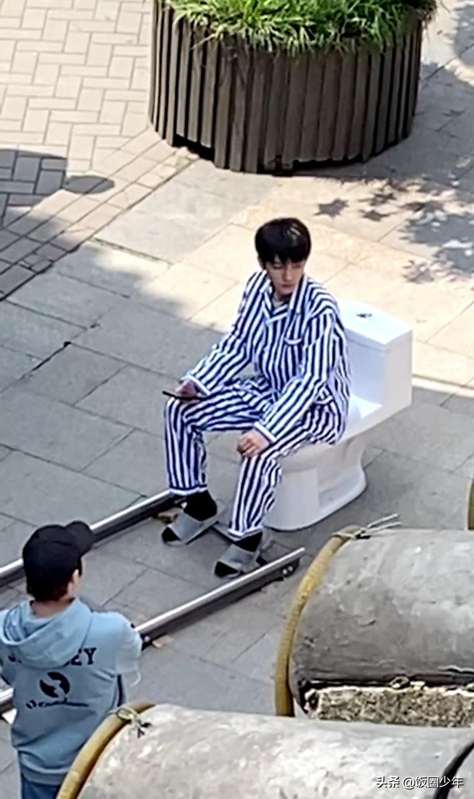 Wang Junkai's new play is so ashamed, he pulled a green screen on the ...