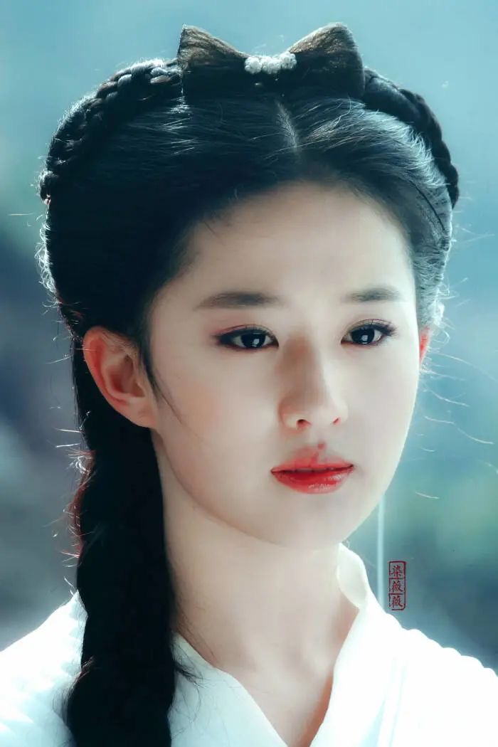 The humble Li Ruotong, who once surpassed Liu Yifei by far, now relies ...