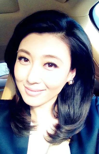 CCTV host Li Hong photo album - iNEWS