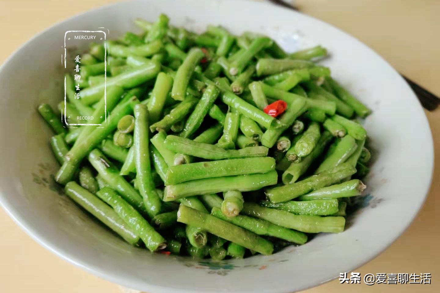 Stir-fry the cowpea directly or blanch it again?It's not right, it's ...