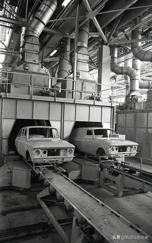 Old photos. A large number of cars produced by the Soviet car factory ...