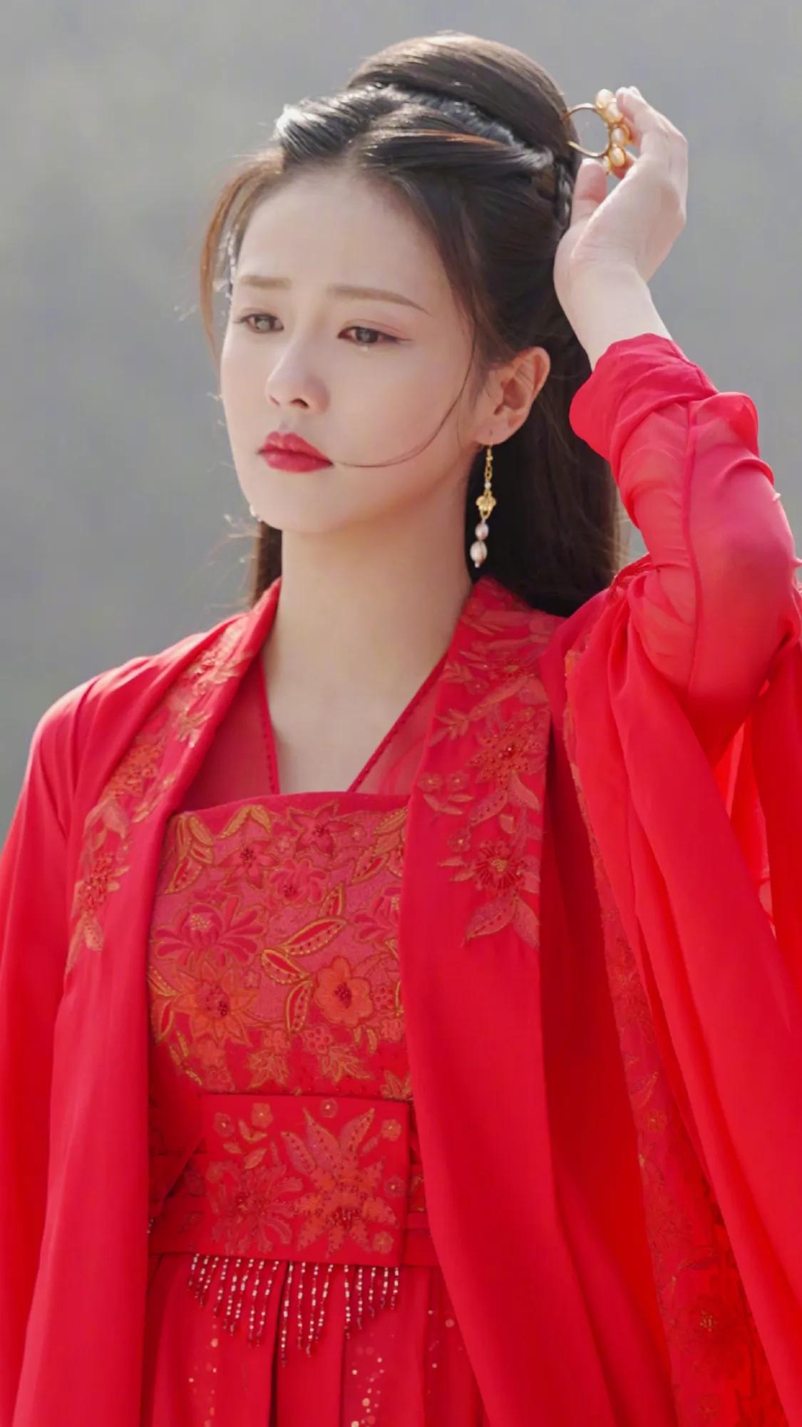 From model to actor, Bai Lu grows up in transformation and moves ...