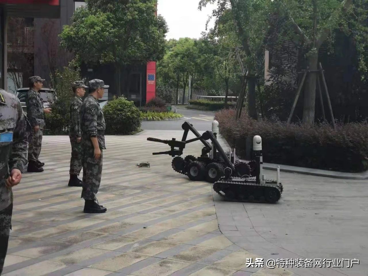 New soldiers on the battlefield!Robots + drones achieve unmanned combat ...