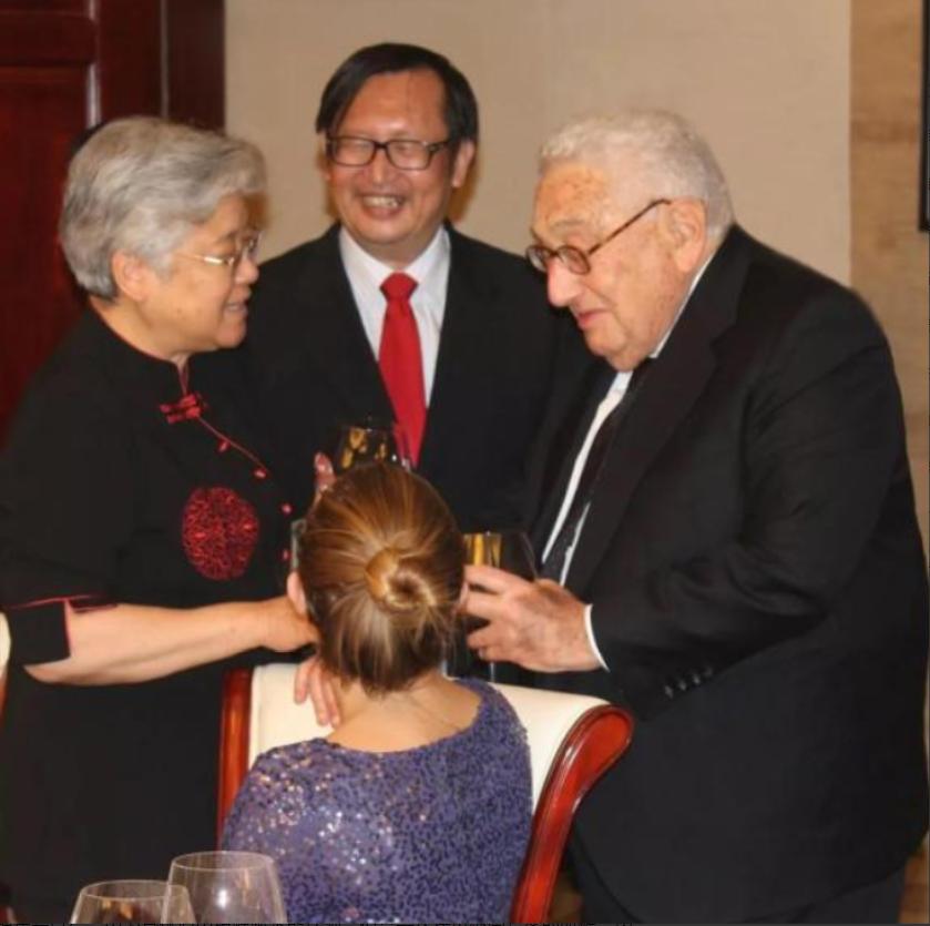 In 1971, Kissinger and Ye Jianying had a meal, and they joked during a ...