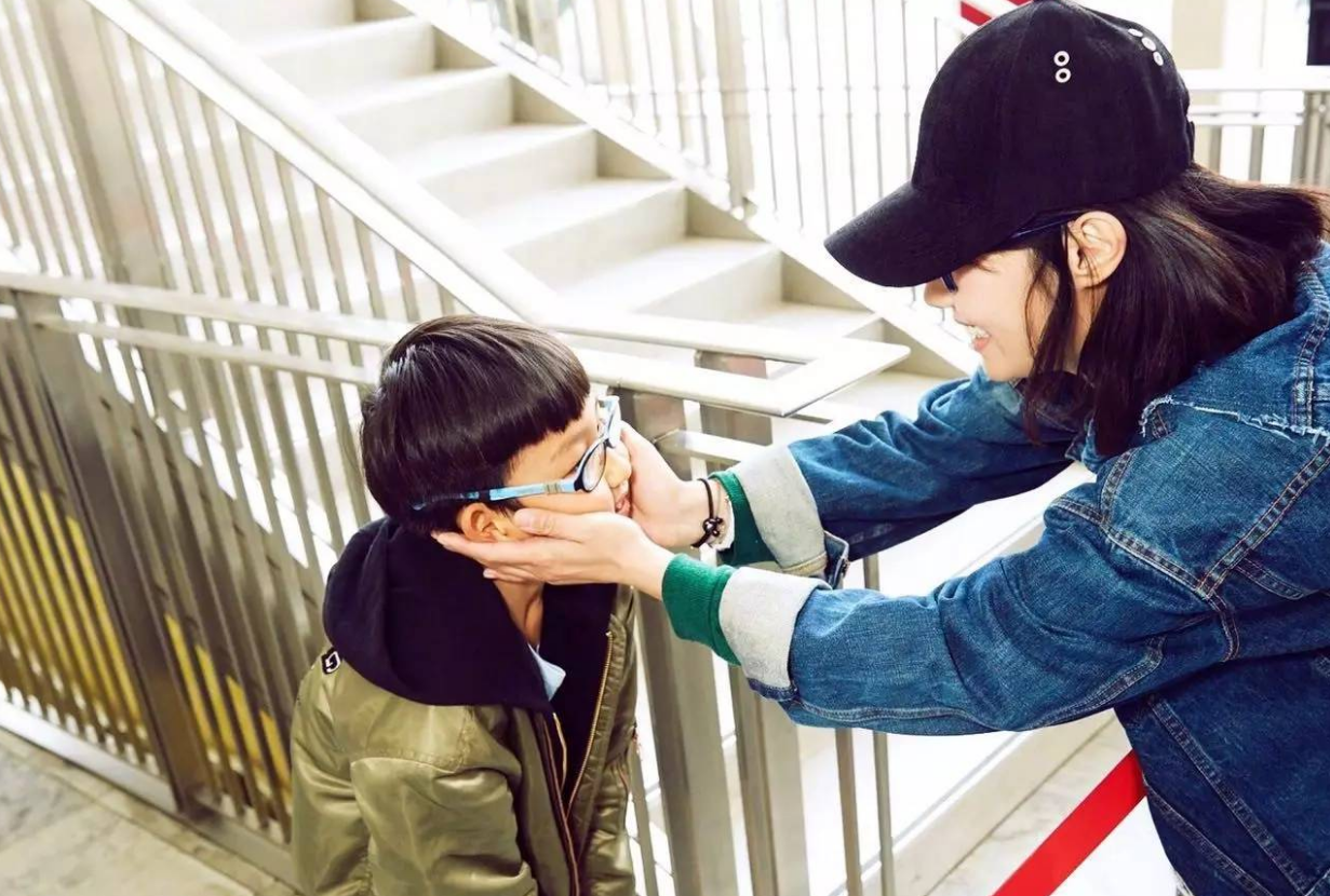 Bai Baihe has a recent photo of his 12-year-old son, who is a perfect ...