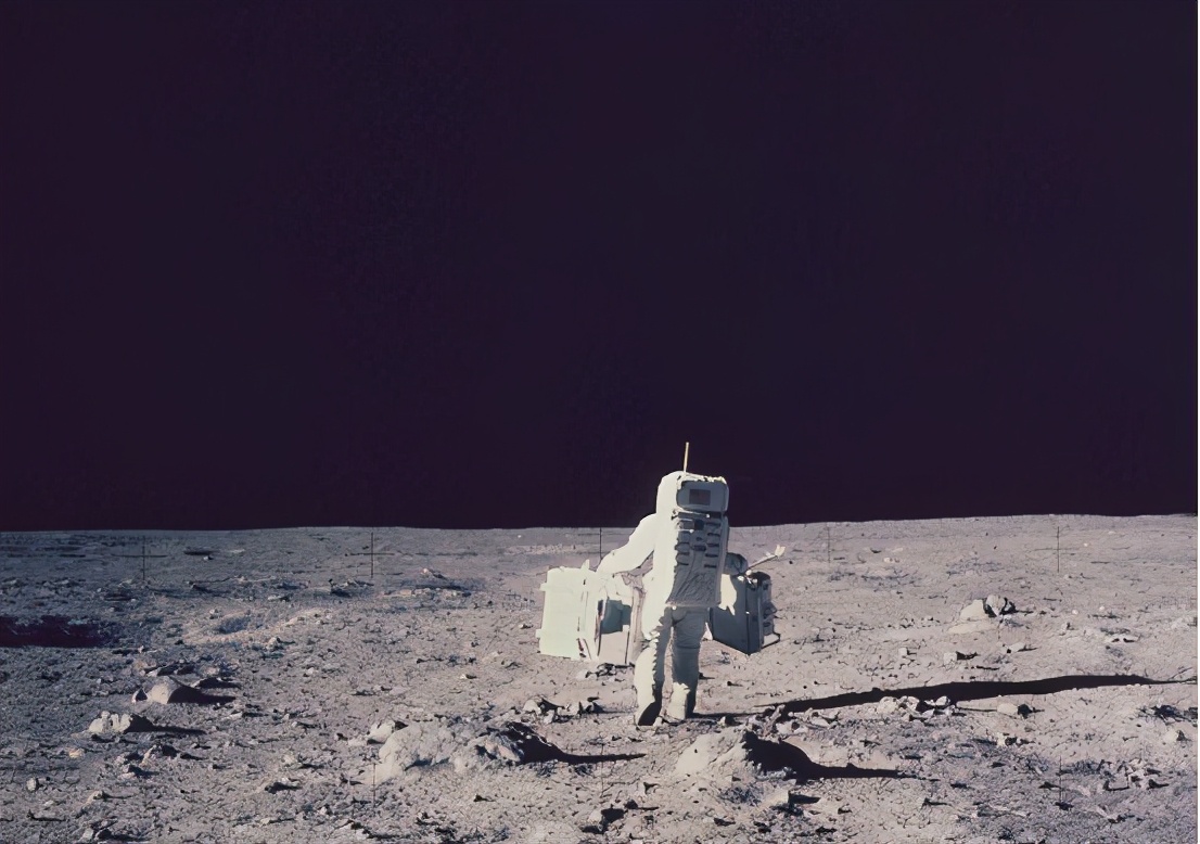 The astronaut threw 96 packets of feces on the moon. NASA regretted it ...