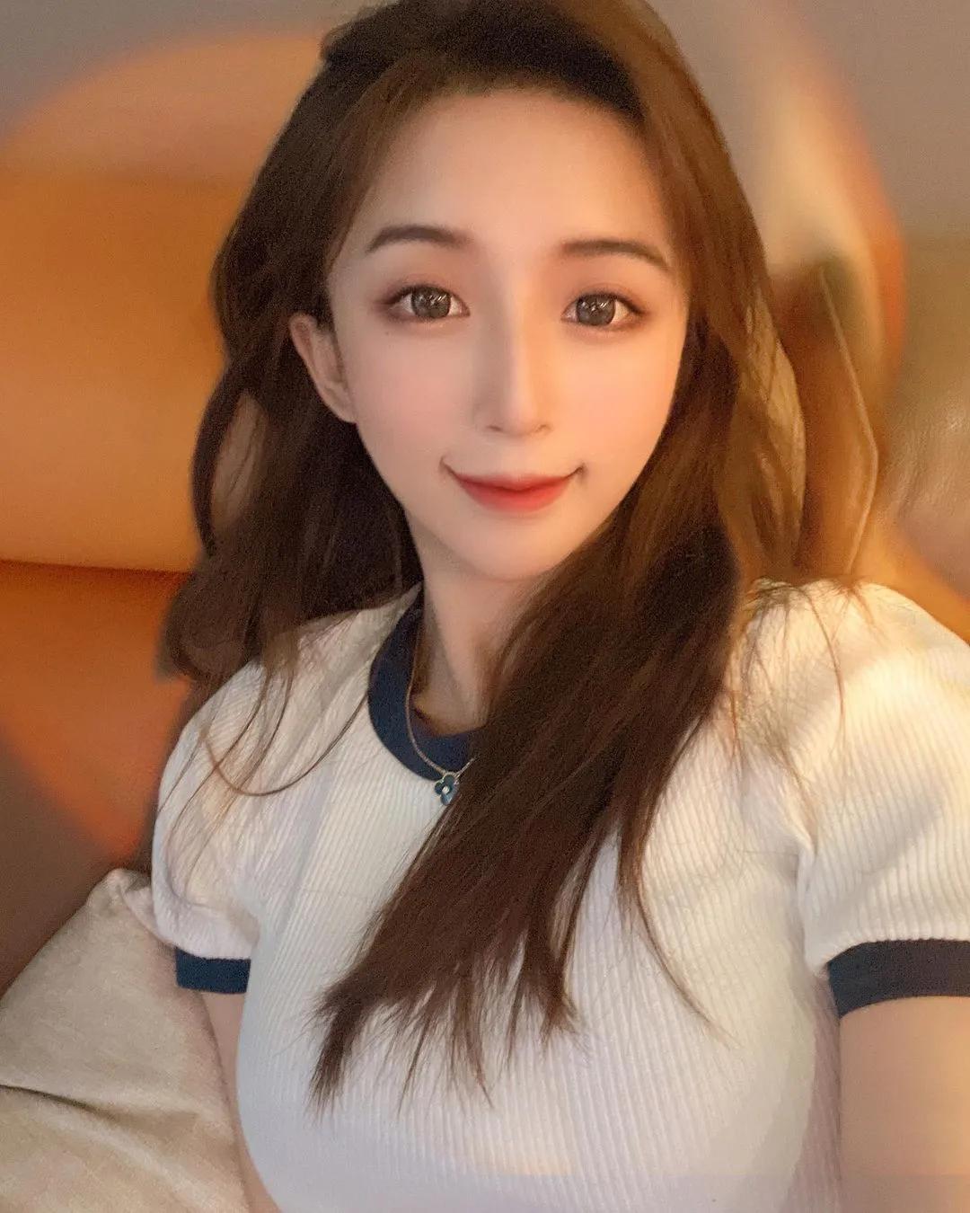 Ashley Cheung, the model, the skin is like fat, the face is like white ...