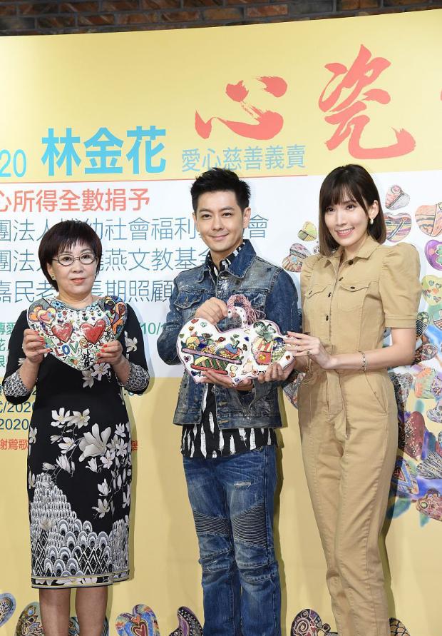 Chen Ruoyi is really considerate and wears flat shoes on the same stage ...