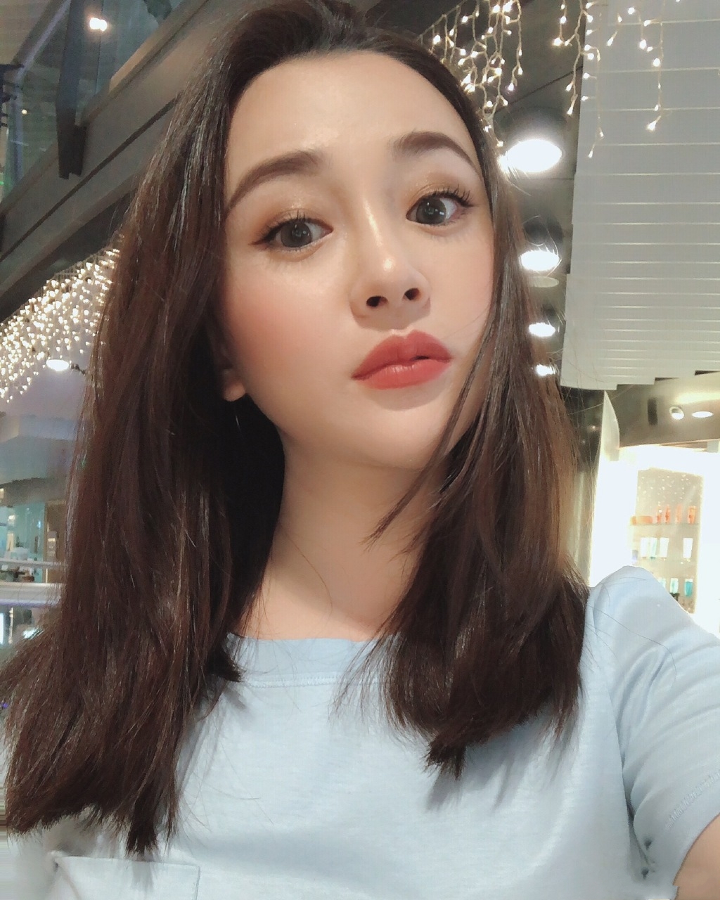 Chen Yulin took a recent photo for the first time two years, and smiled in the mirror super well ...