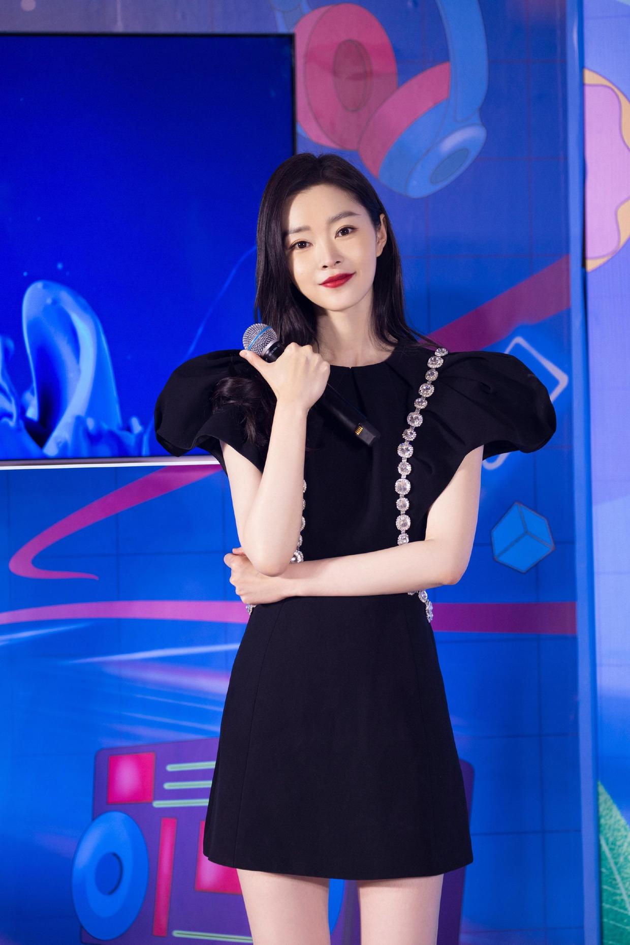 Song Yi played "Pure Desire" and wore a black dress with a hollow waist ...