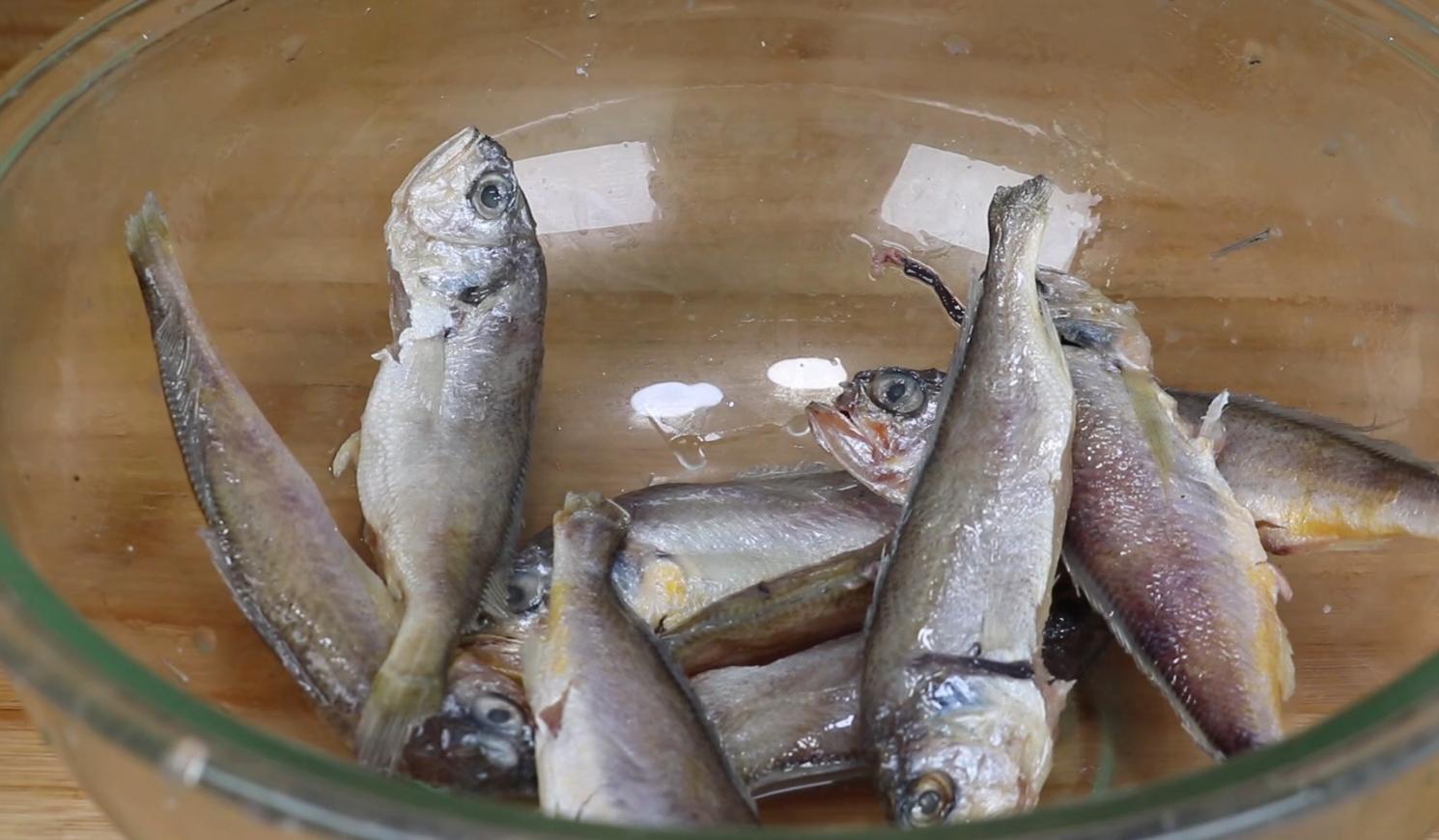 Starch or flour is used for fried fish. The chef teaches you how to do ...