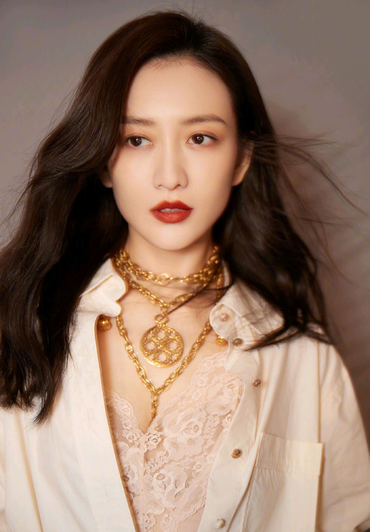 Wang Ou is very temperamental, and plain clothes can't block the charm ...
