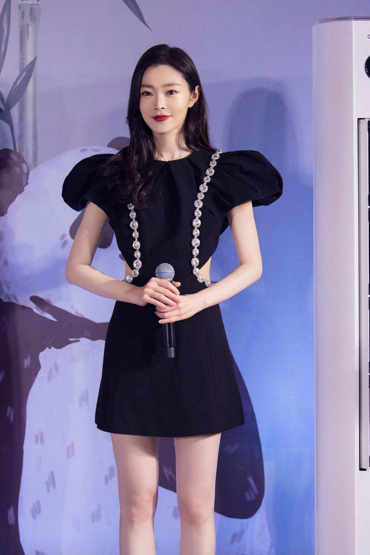 Song Yi played "Pure Desire" and wore a black dress with a hollow waist ...