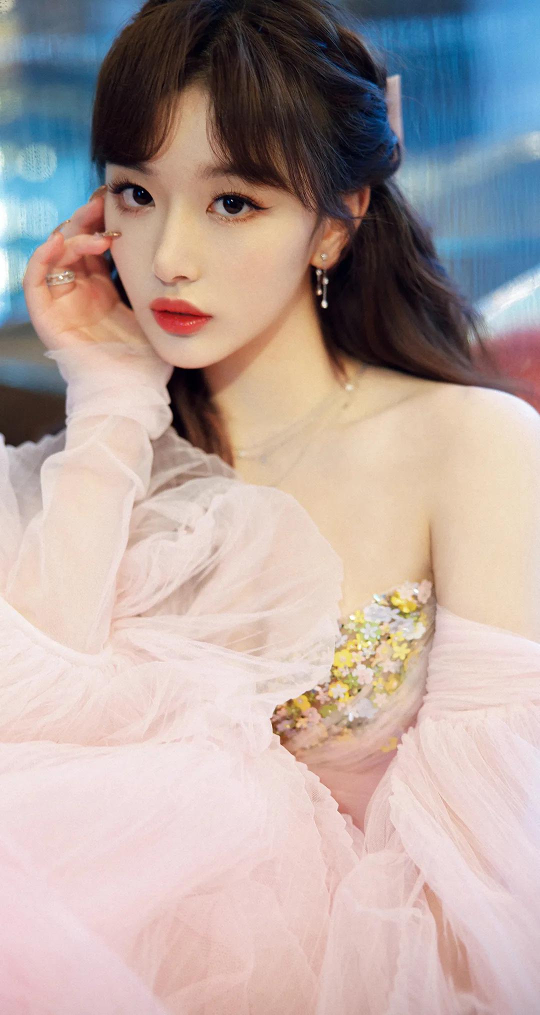 Kong Xueer, singer, was born in Wuhan, Hubei on April 30, 1996 - iNEWS