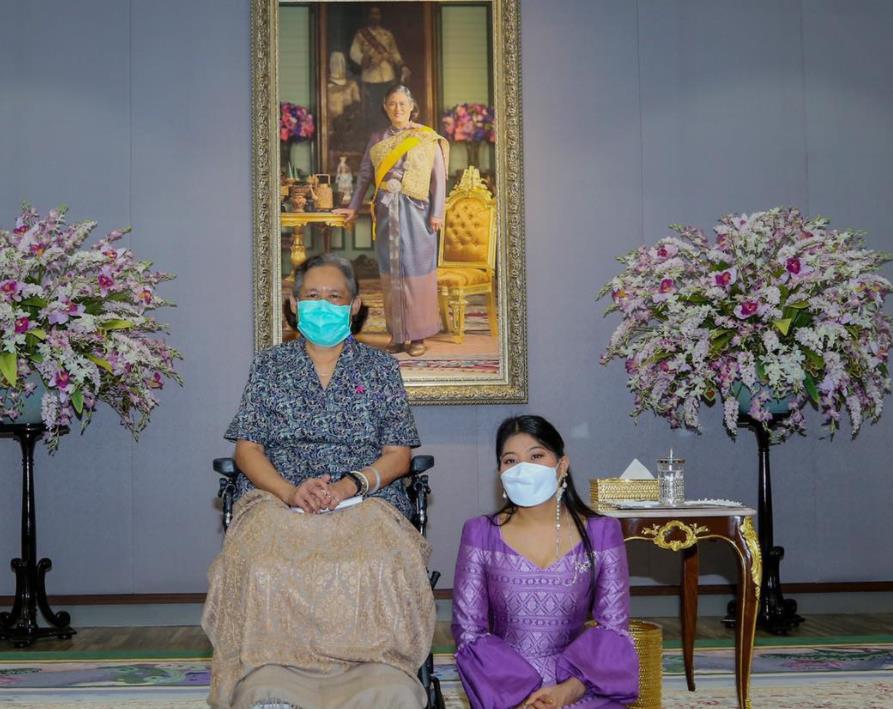 The Thai princess is blessed, because she looks like the Thai king to ...
