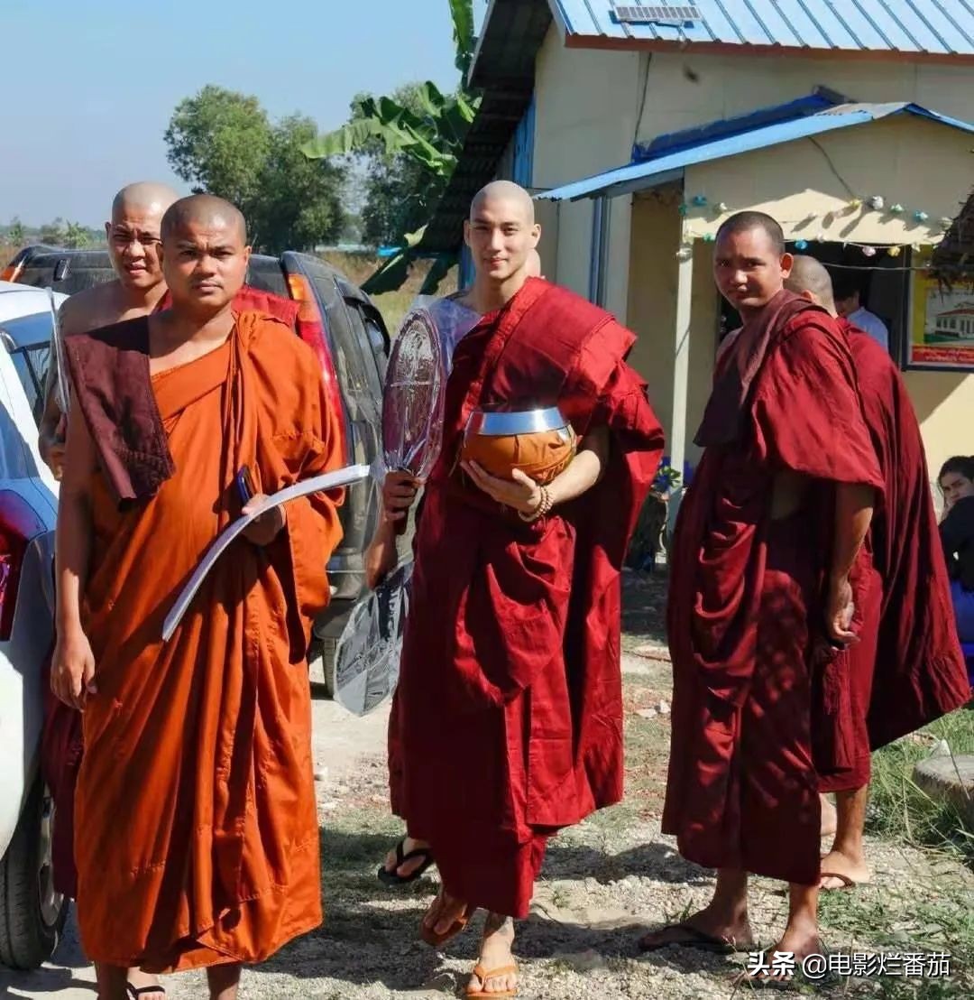 The monk's robes show big muscles, and the handsome monk fascinated ...