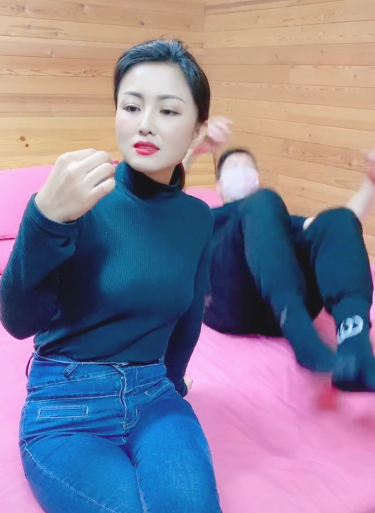 The most beautiful disciple of Zhao Benshan? Wang Xiaohu's 7-year-old wife is rarely exposed ...