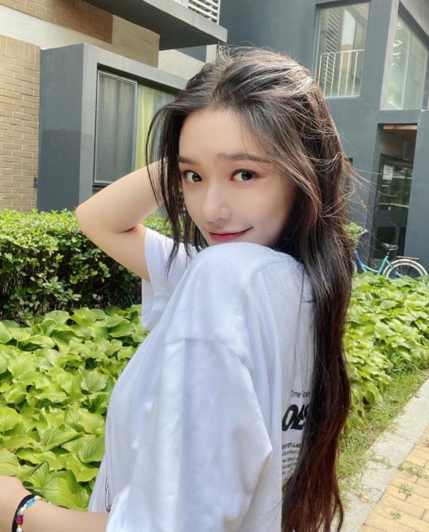 Lin Yun wore a white T-shirt and took a beautiful photo. She smiled ...