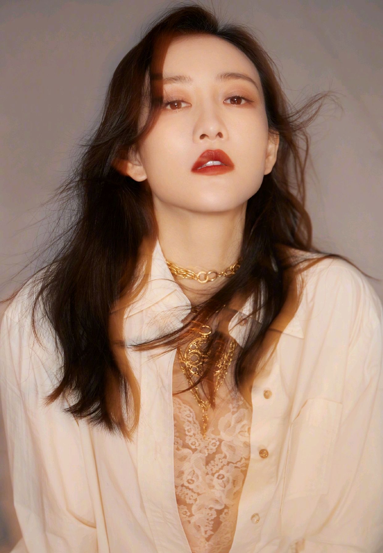 Wang Ou is very temperamental, and plain clothes can't block the charm ...
