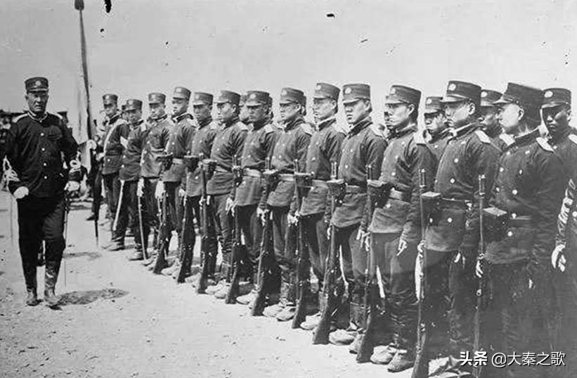 Shi Jianqiao, a talented girl with little feet, taught herself how to ...