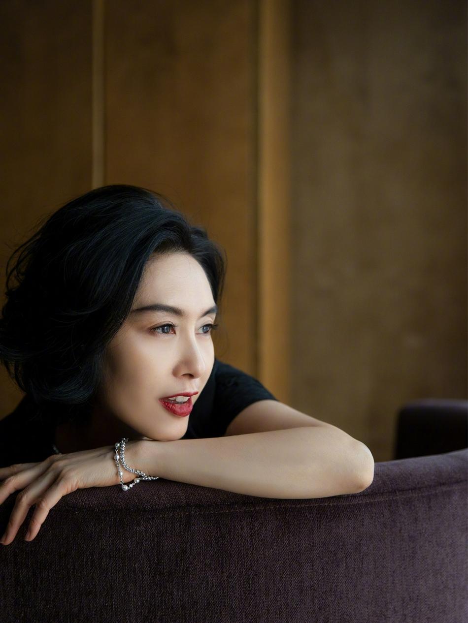 50-year-old Zhu Yin picks up her daughter from school, and she is tired ...