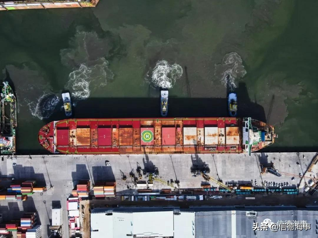 The 180,000 dwt Capesize big ship is loaded with logs, the scene ...