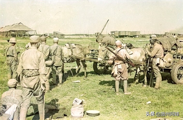 A picture of the soldiers of the Kuomintang's Songhu garrison building ...