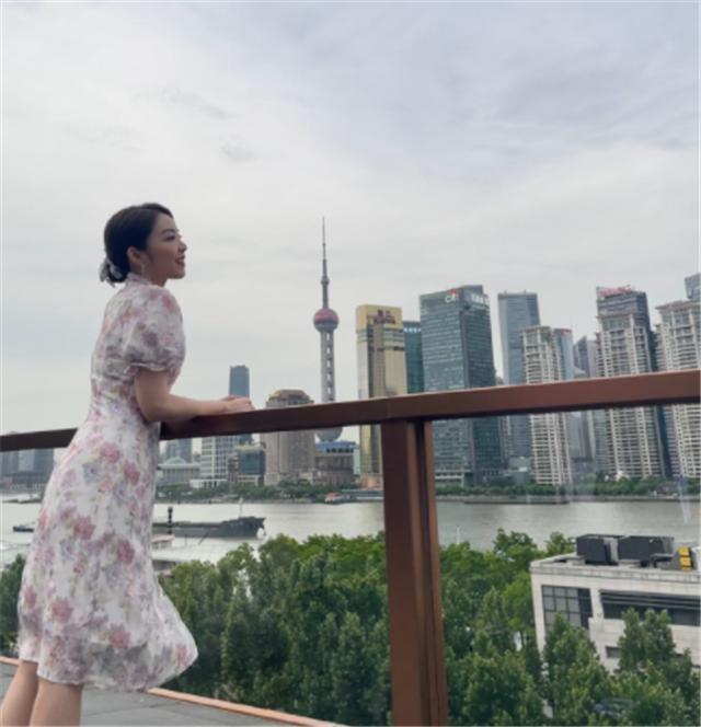 Yu Shuang wears a pearl cheongsam dubbing good luck sister?After saying ...