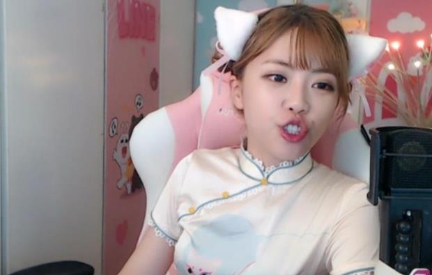 The female anchor who can't help the super tube, Zhou Shuyi will live a ...