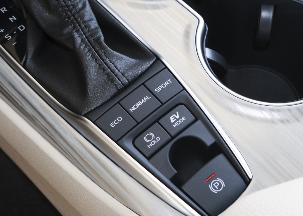 Real shots of the new Camry! Full LCD instrument, with floating LCD ...