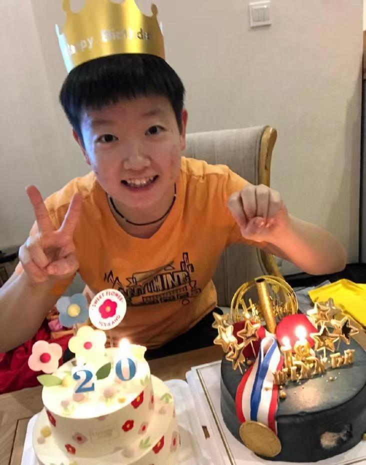 Sun Yingsha is worthy of being a "group pet". Wearing a T-shirt with a ...