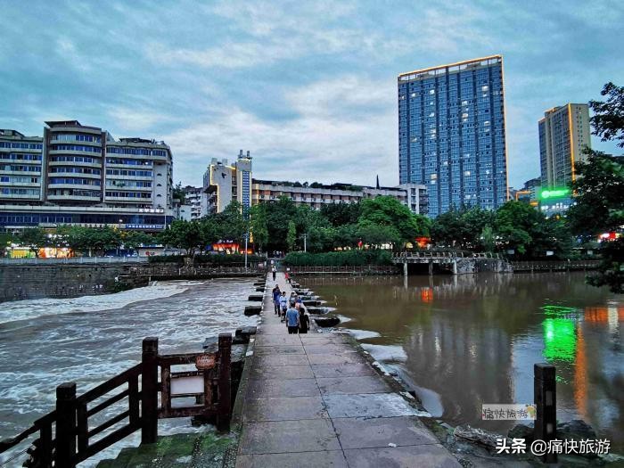 Walking in Zigong: Ink Danqing version of Gongjing Pingqiao Waterfall ...