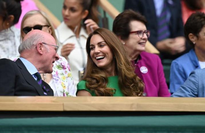 Kate attended the Wimbledon finals, she took off her mask and was ...
