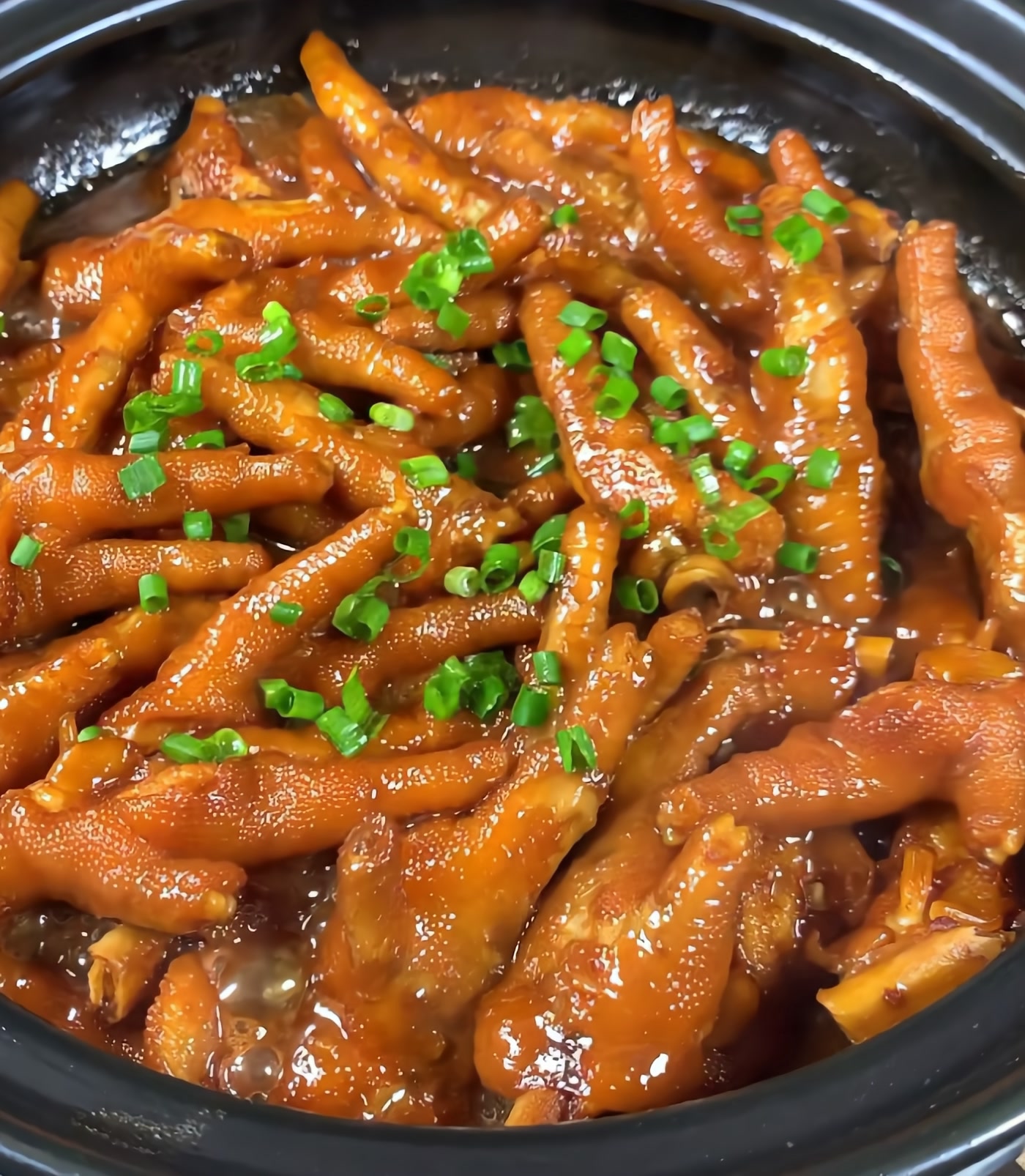 Teach you to make a different braised chicken feet, soft and glutinous ...