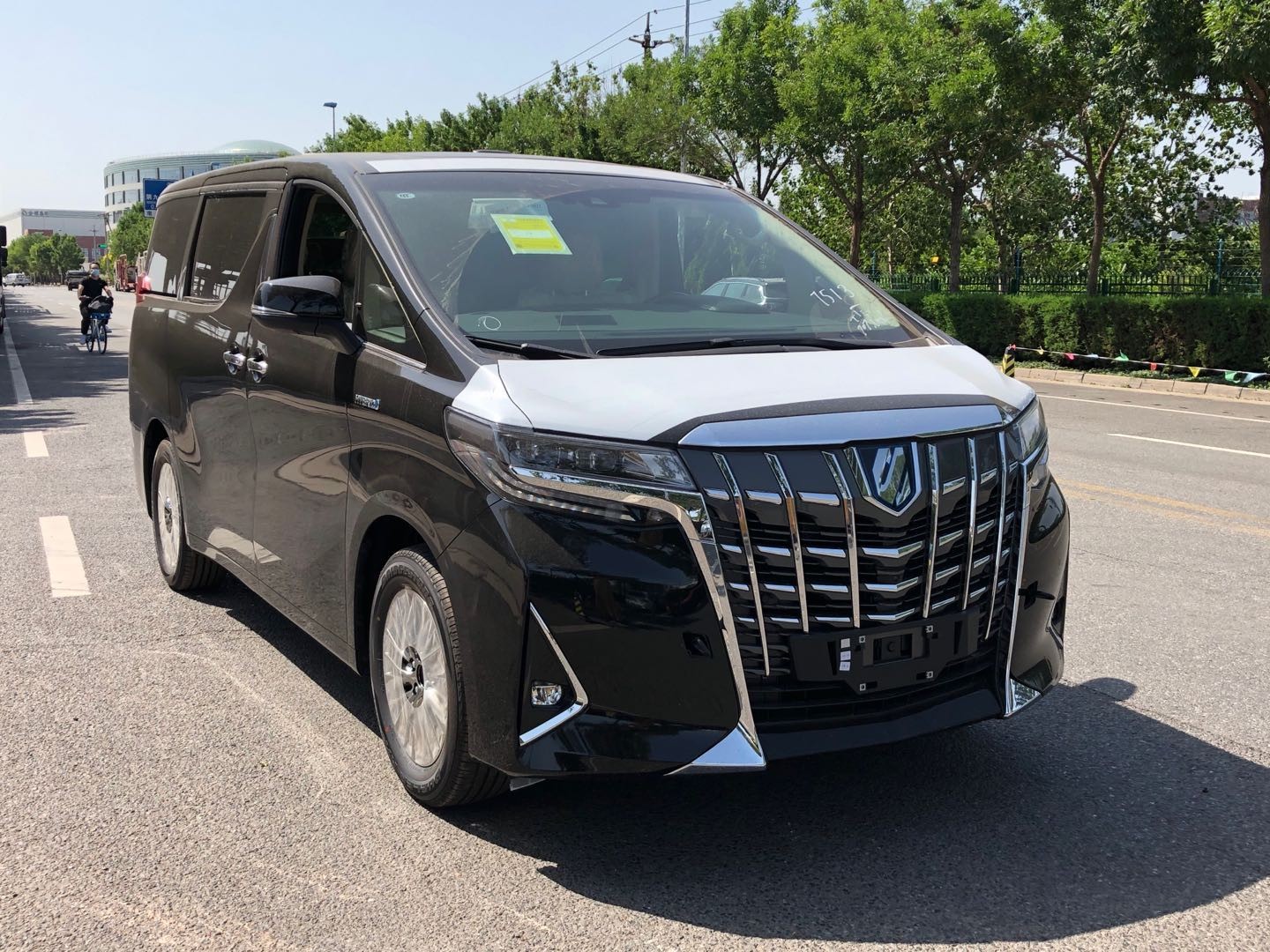 21 Toyota Alpha, what makes a "nanny car" into a mobile luxury cabin ...