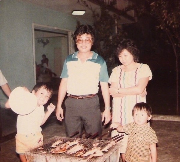 JJ Lin posted a photo with his father on Weibo, with the text: My ...