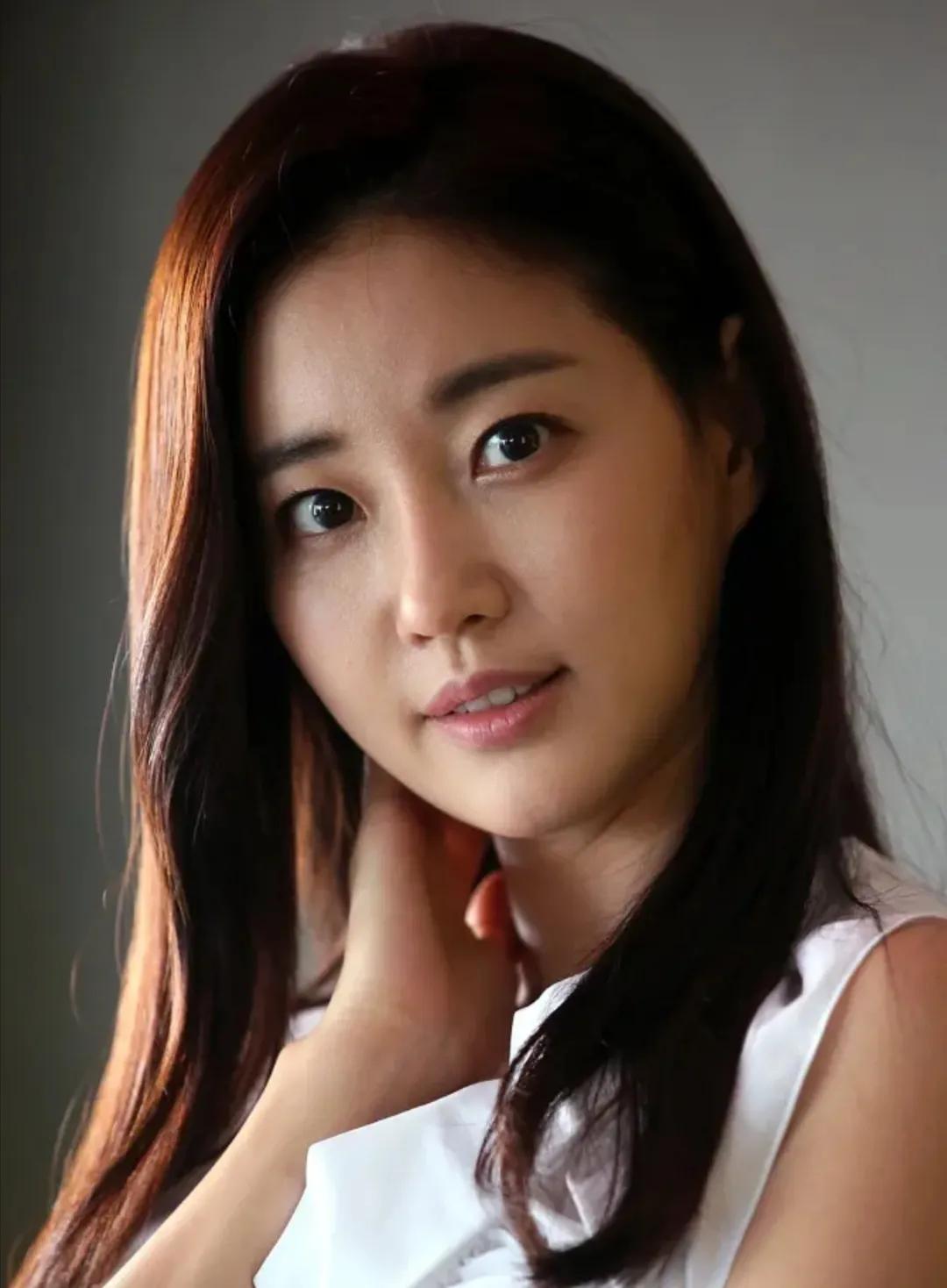 South Korean actress Kim Sharon - iNEWS