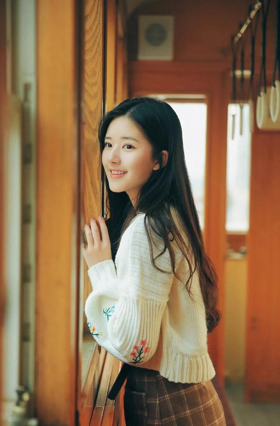 Beauty Photo Album (Li Qin, Zhao Lusi, Li Zhien) - iNEWS