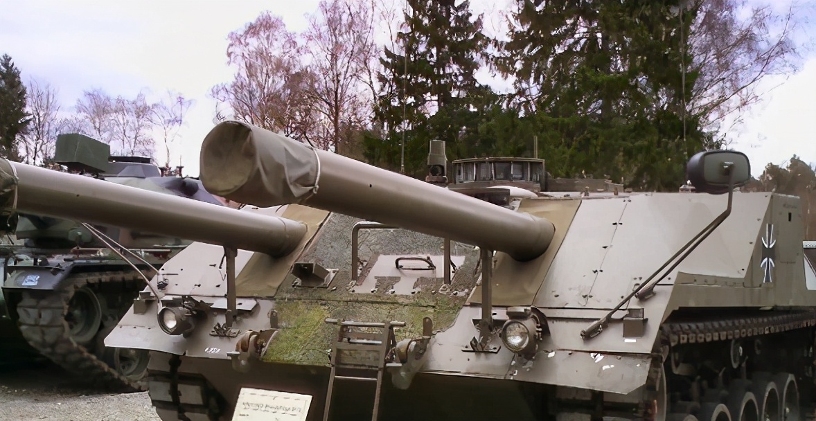 The firepower of the two tank guns doubled, and the target was small ...