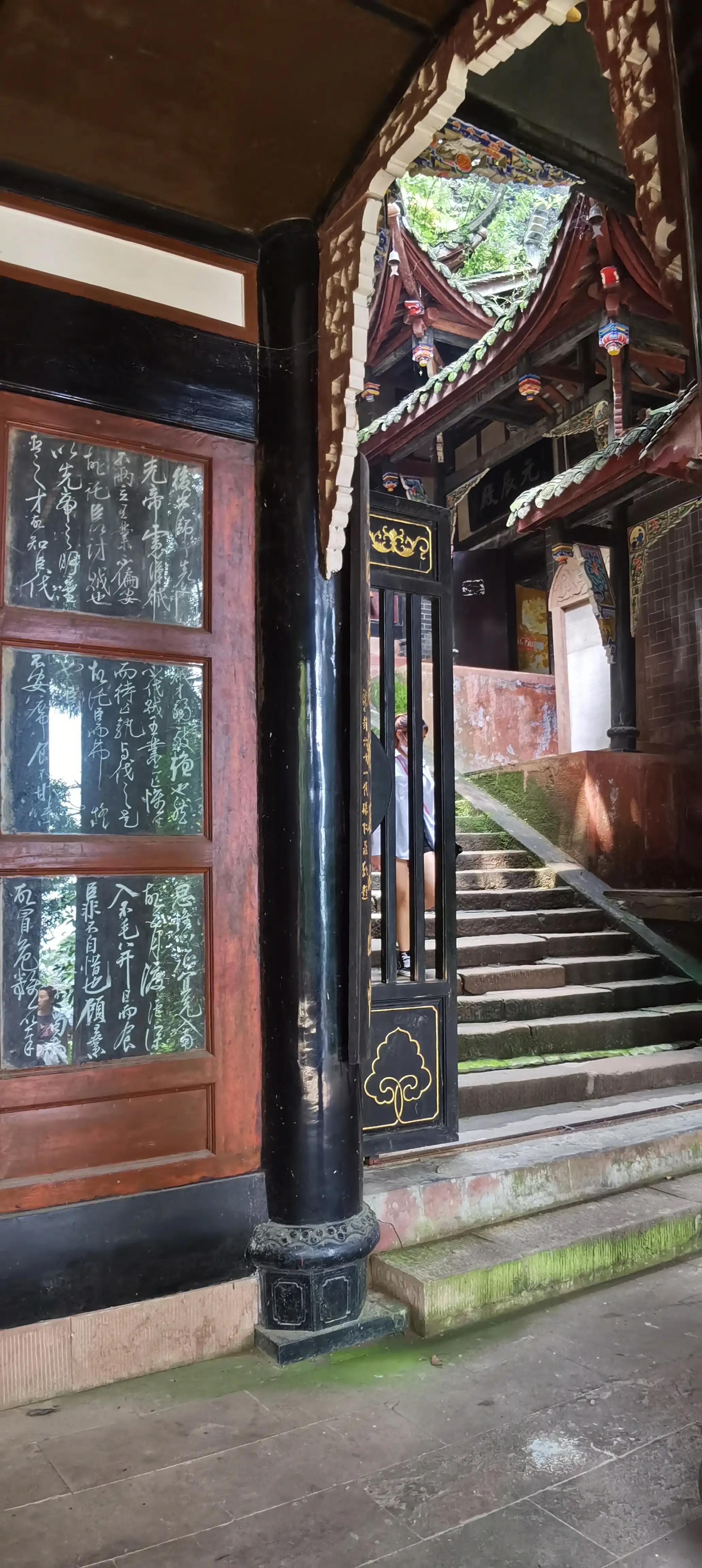 Slowly tour the Tianshi Cave of Mount Qingcheng - iNEWS