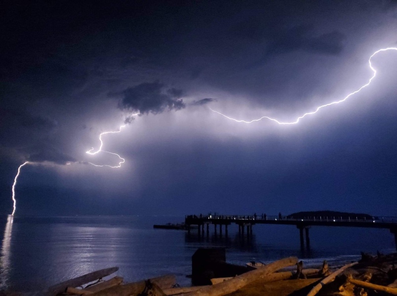 One thousand times stronger than ordinary lightning, super lightning on ...